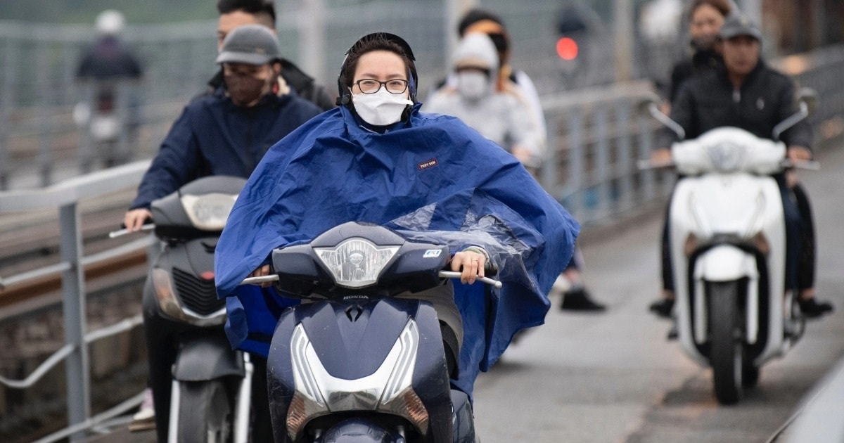 After the humid weather, Hanoi people shiver to welcome the cold air.