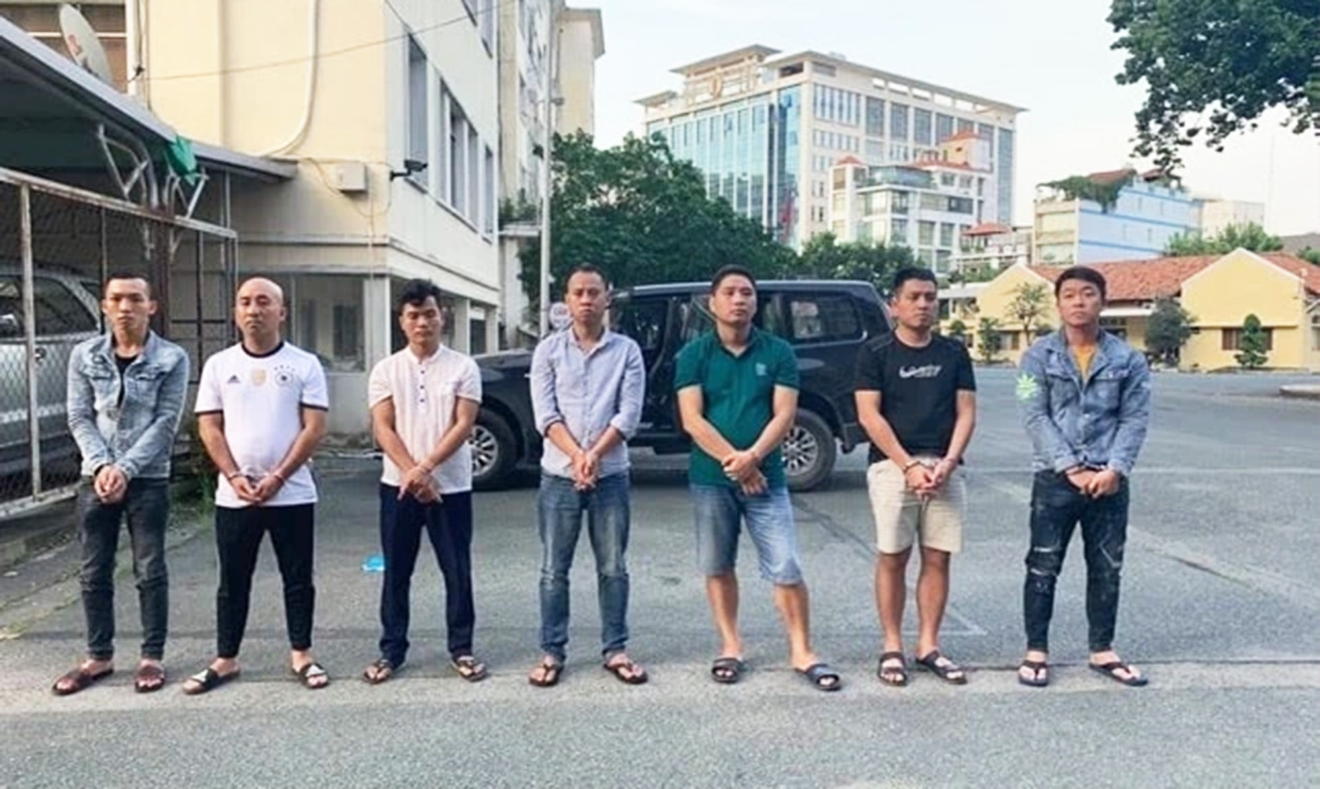 Dua mantan petugas polisi yang dituduh sebagai dalang perampokan mata ...