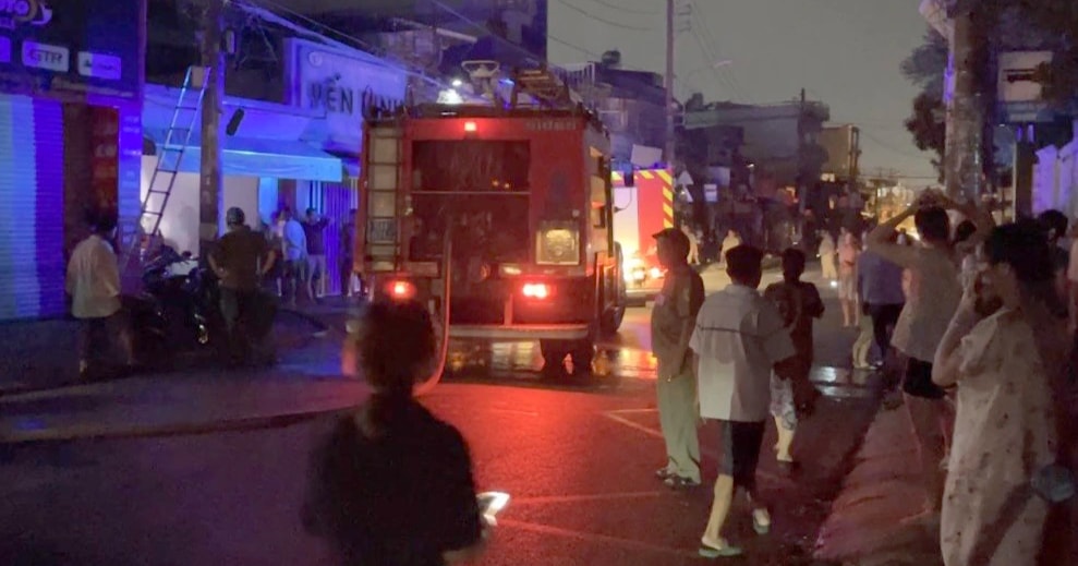 Rescue 100-year-old woman trapped in burning house in HCMC