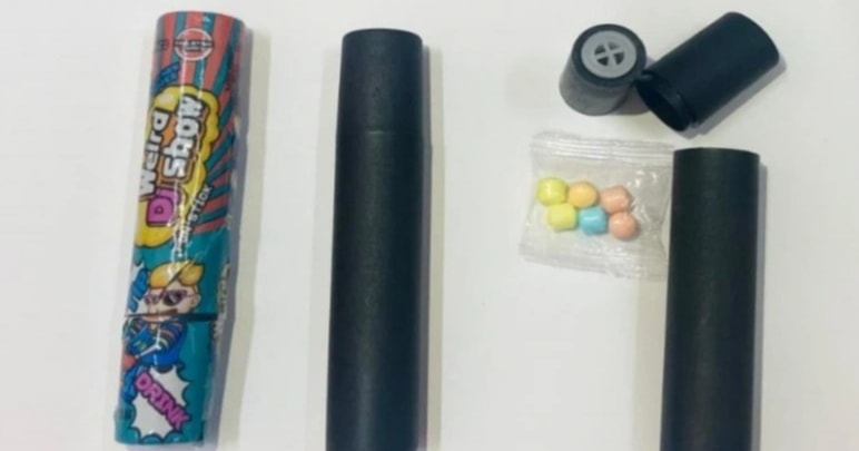 Eating candy sold at school gate, 10 4th grade students hospitalized