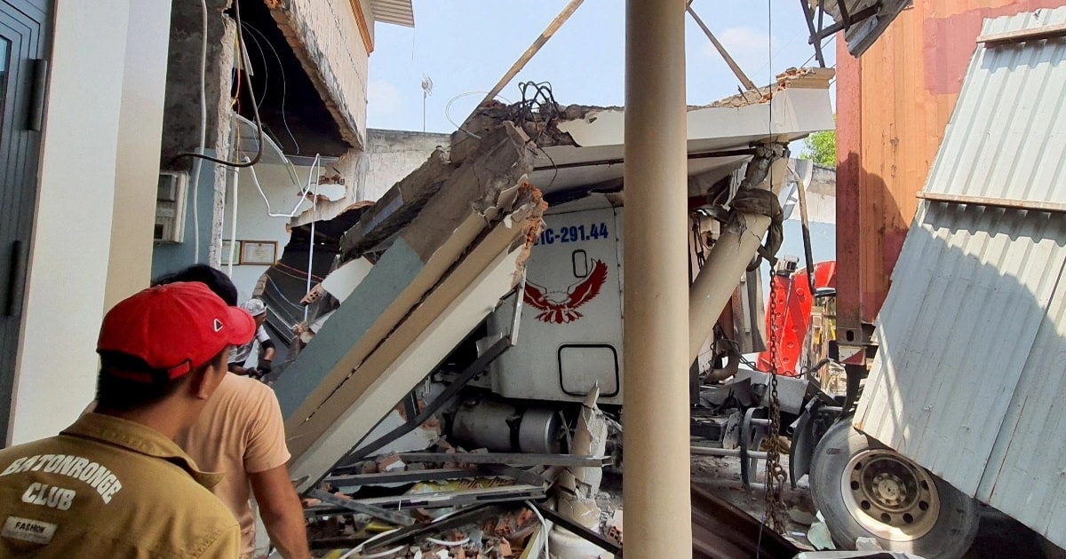 Container truck crashed into two houses in Ho Chi Minh City