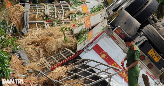 Un camion se renverse et fait 4 morts : pourquoi y avait-il 9 personnes ...