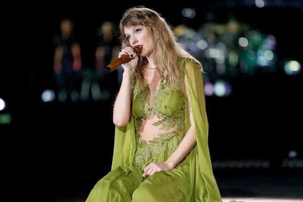 Taylor Swift swears and makes mistakes repeatedly on stage.