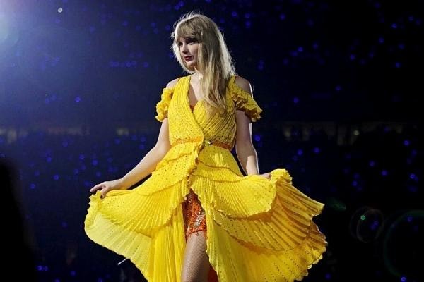 Many people fainted when Taylor Swift's concert was delayed by hours.