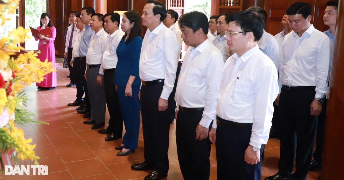 El Vicepresidente ofreció incienso en conmemoración del Presidente Ho ...