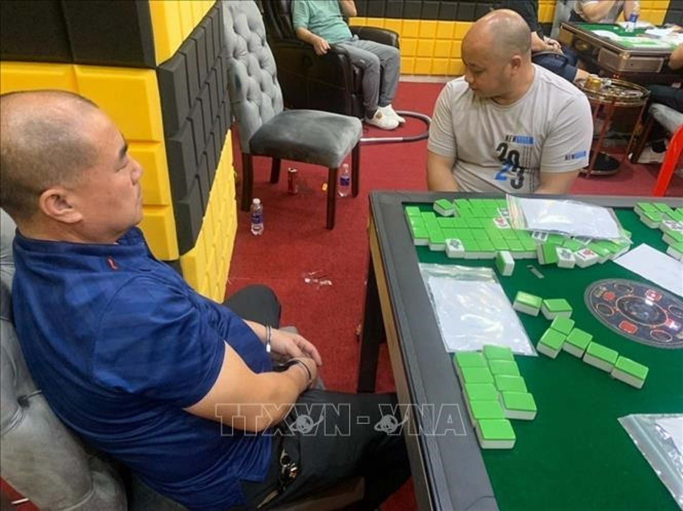 Eliminated 2 gambling dens with many foreigners participating