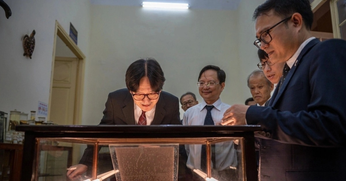 Japanese Crown Prince views goby specimen at Biological Museum