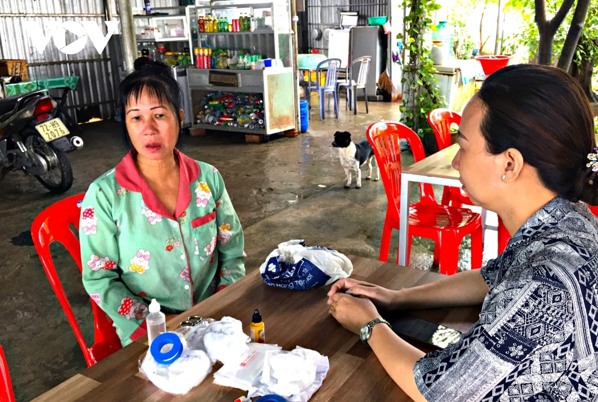 Warga setempat telah memasang lampu jalan dan rambu peringatan lubang ...