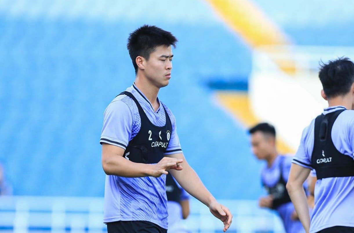 Bek Duy Mạnh mengalami cedera akibat kecelakaan lalu lintas.