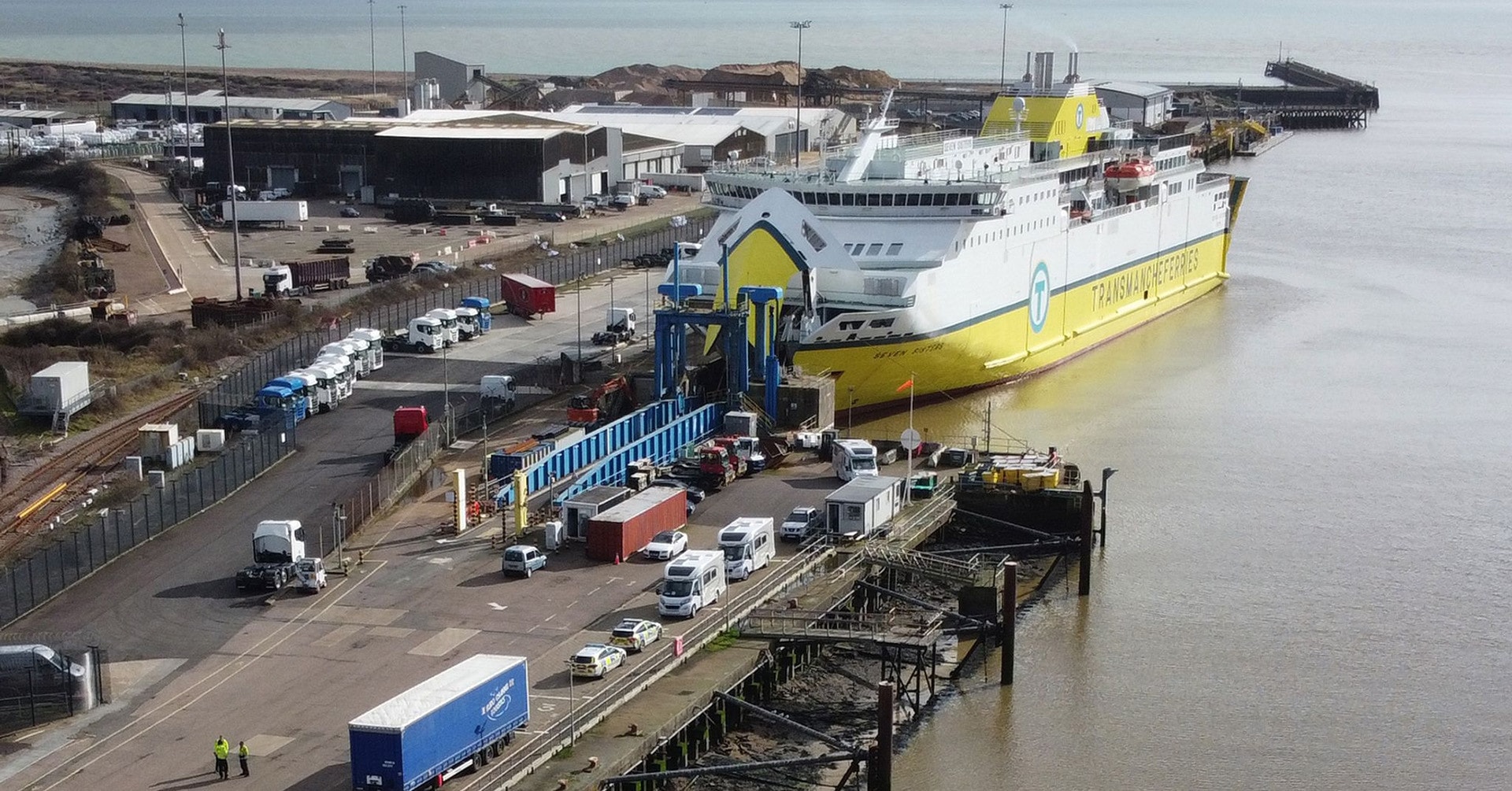 Verifying information about 7 Vietnamese people in a truck in the UK