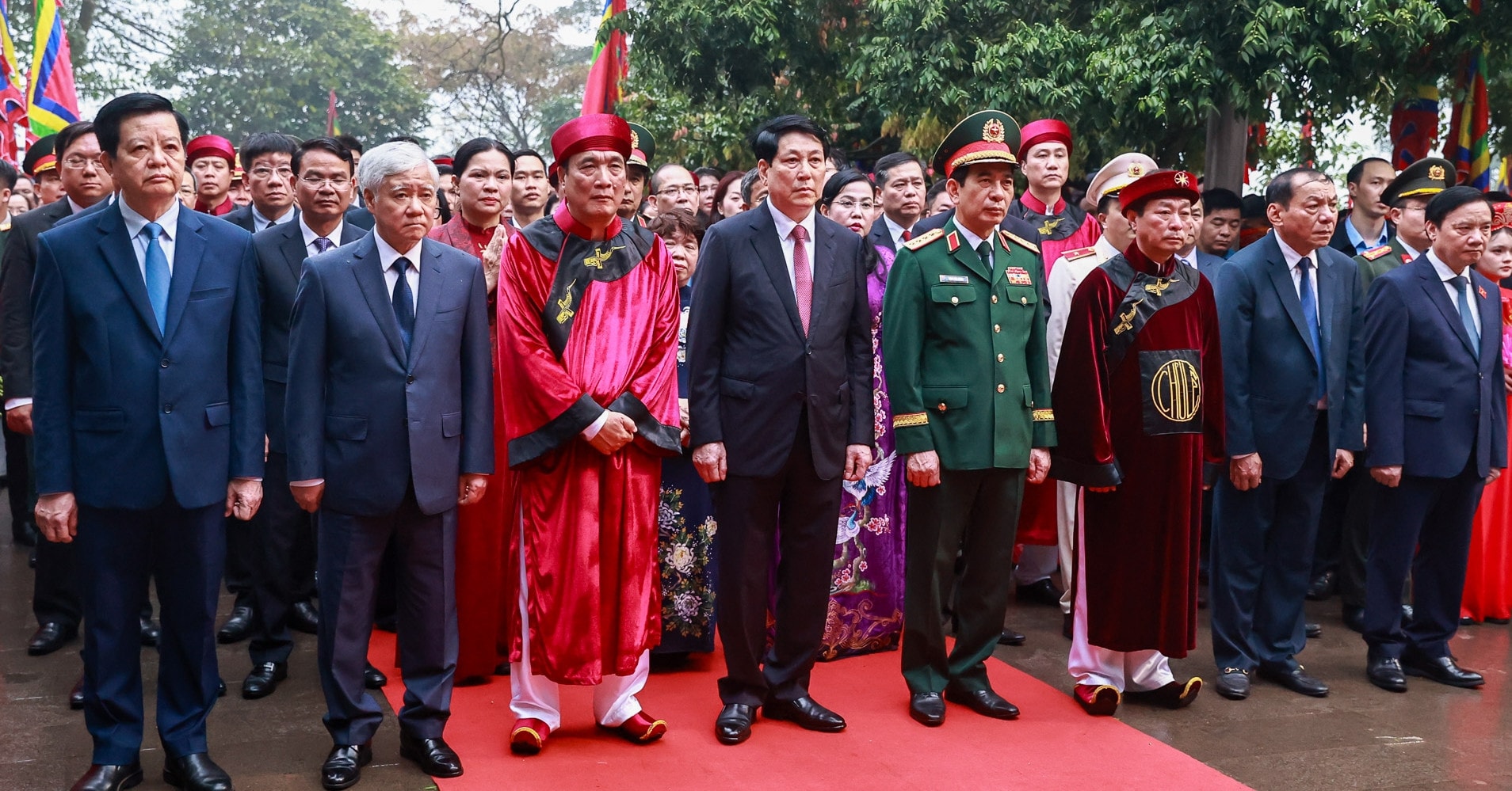 Upacara persembahan dupa untuk mengenang Raja-Raja Hung