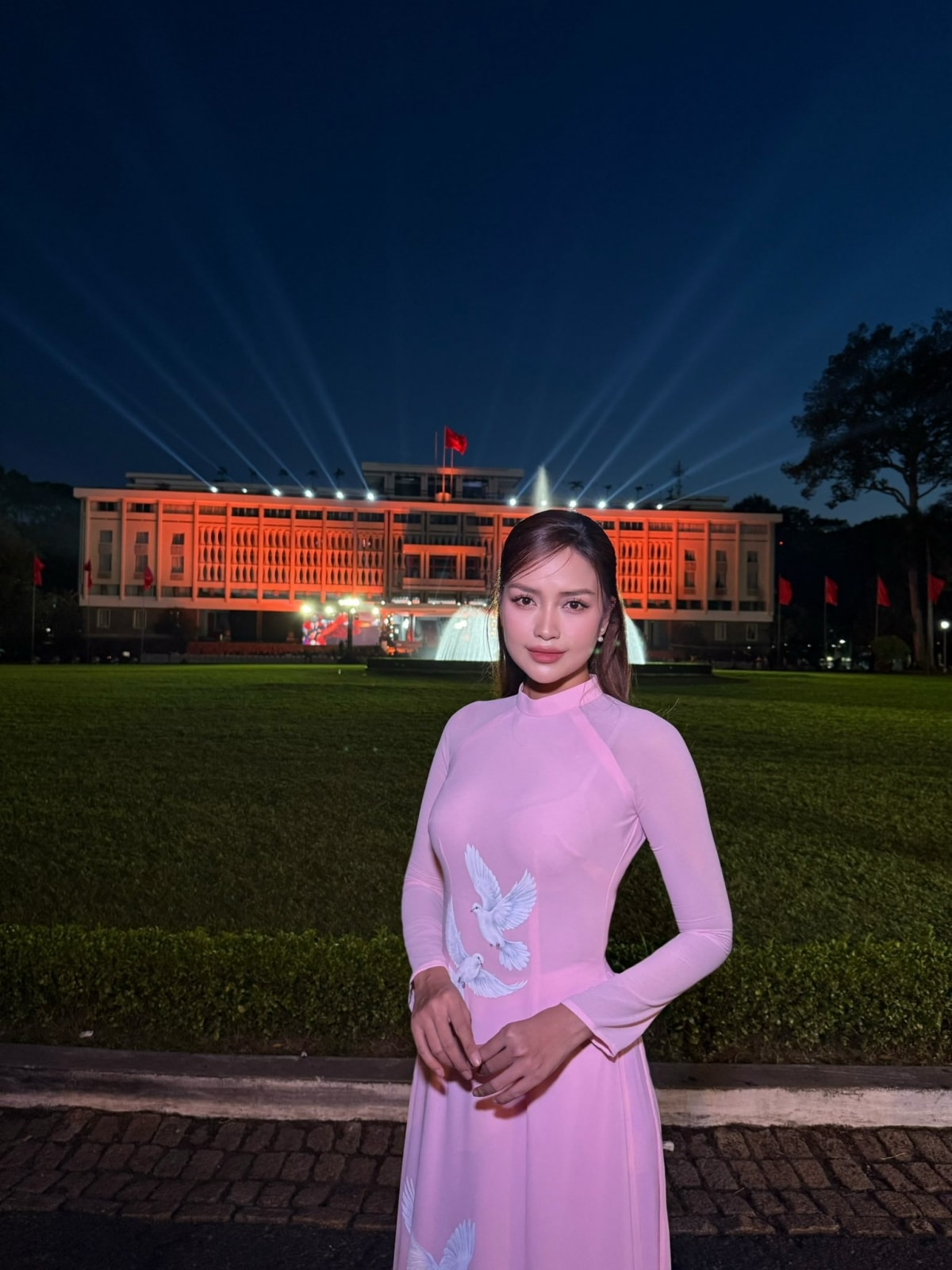 Estrelas vietnamitas em 19 de abril: A apresentadora Mai Ngọc aprende ...