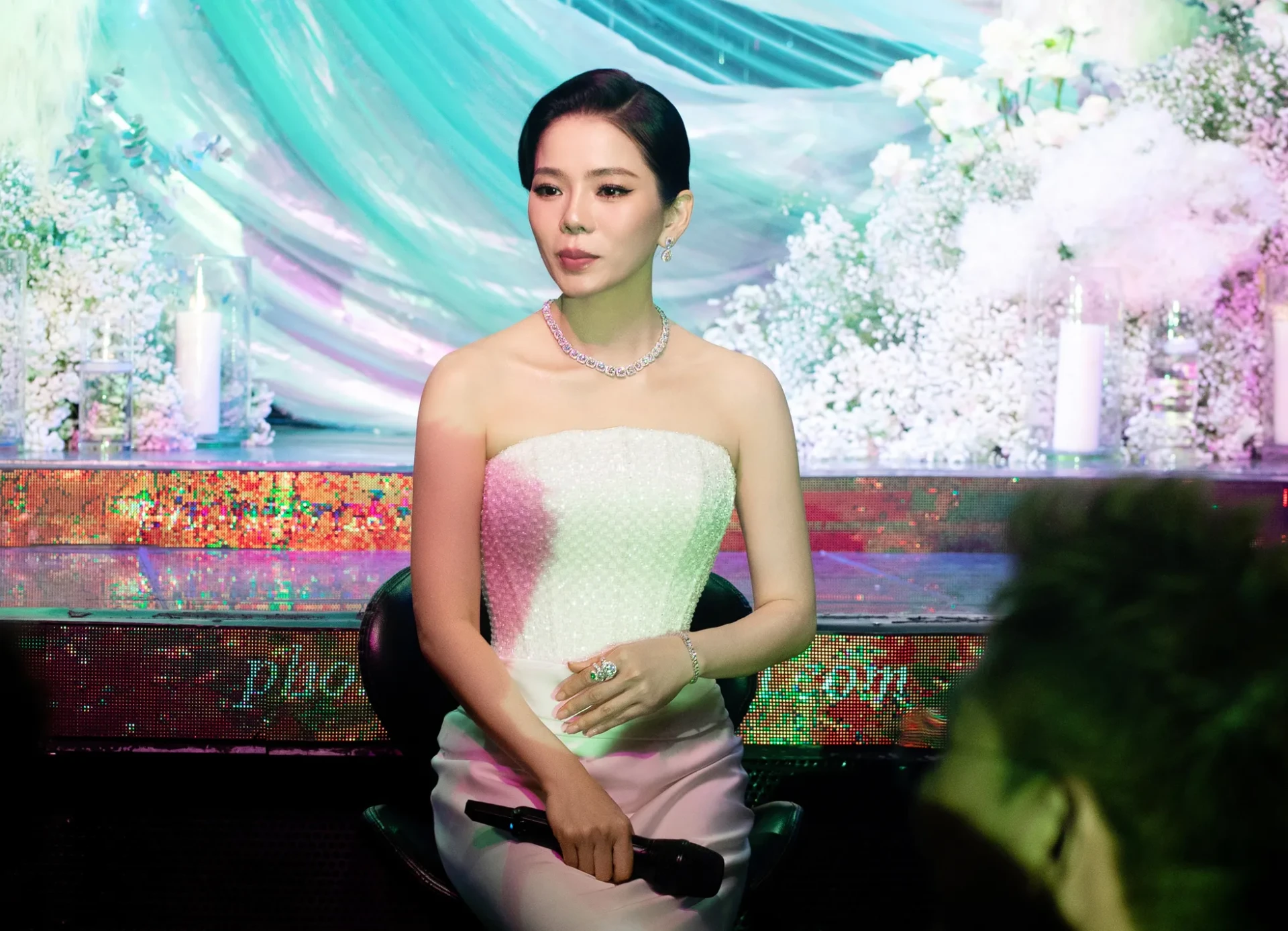 Le Quyen wants to find a rival who can sing both pop and bolero music ...