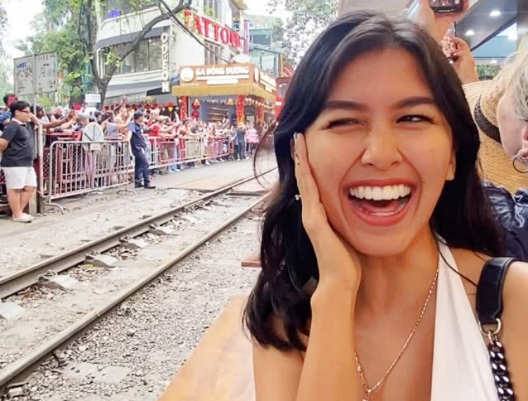 Jalan kopi di jalan kereta Hanoi dan pandangan beragam dari wisatawan ...