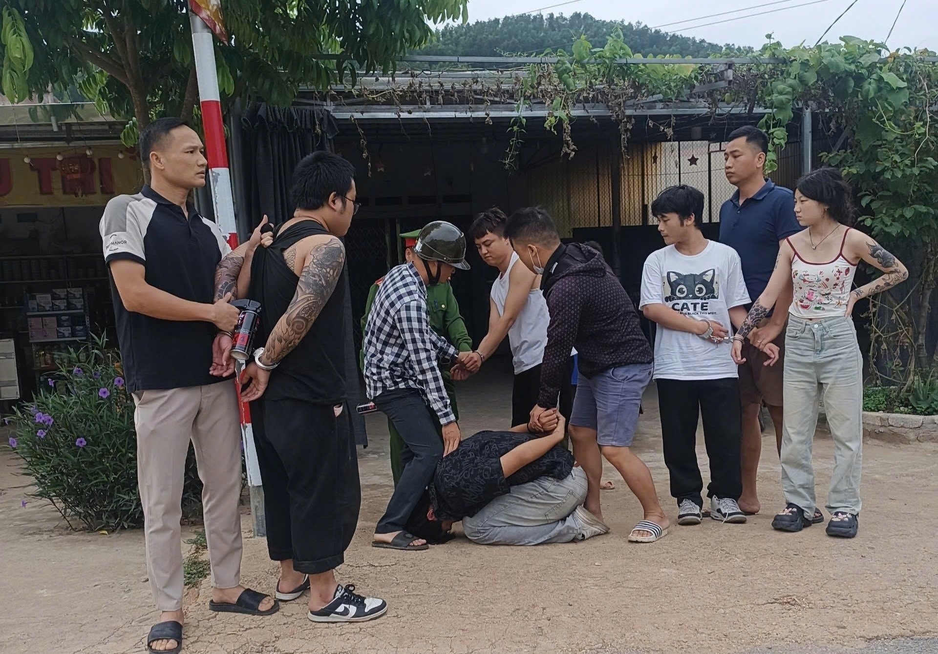 4 Chinese people sprayed pepper spray and robbed a car on the highway ...