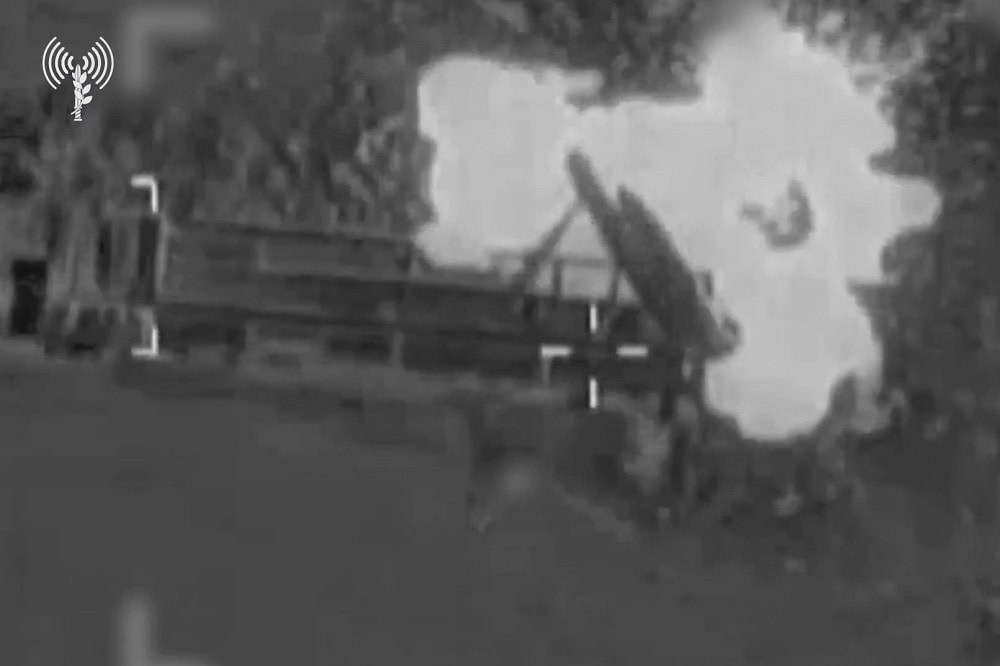 Angkatan Udara Israel menyerang sejumlah peluncur rudal balistik Iran.