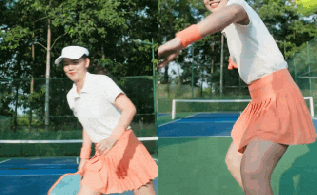 Sang perenang peraih medali emas melangkah ke darat untuk bergabung ...