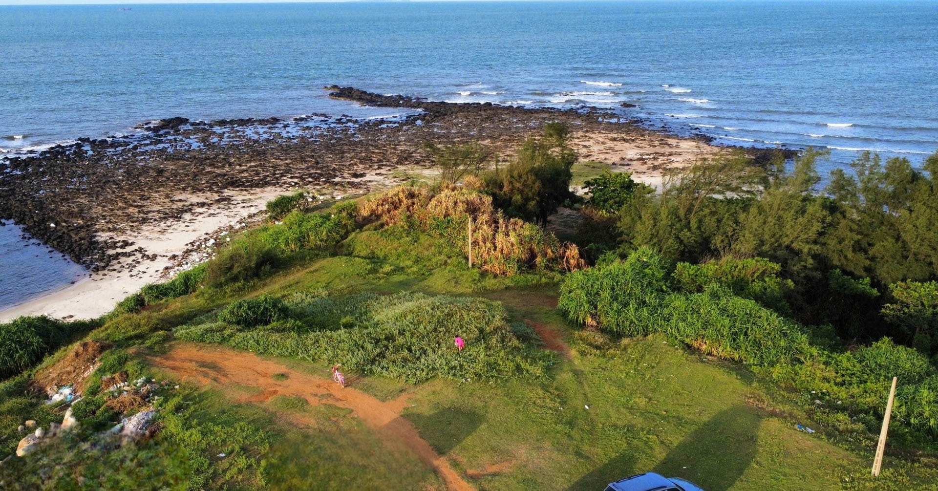 O promontório rochoso que se projeta da costa central ostenta uma ...
