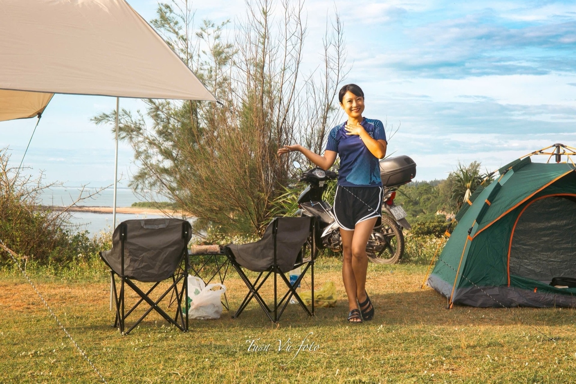 O promontório rochoso que se projeta da costa central ostenta uma ...