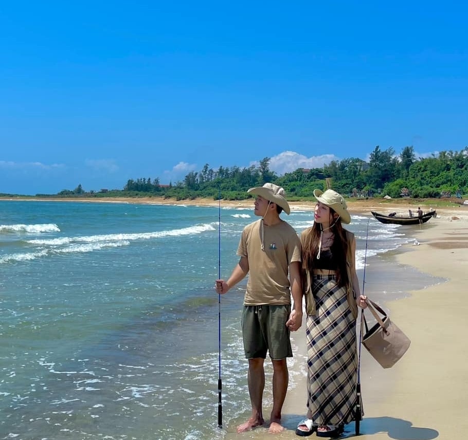 O promontório rochoso que se projeta da costa central ostenta uma ...