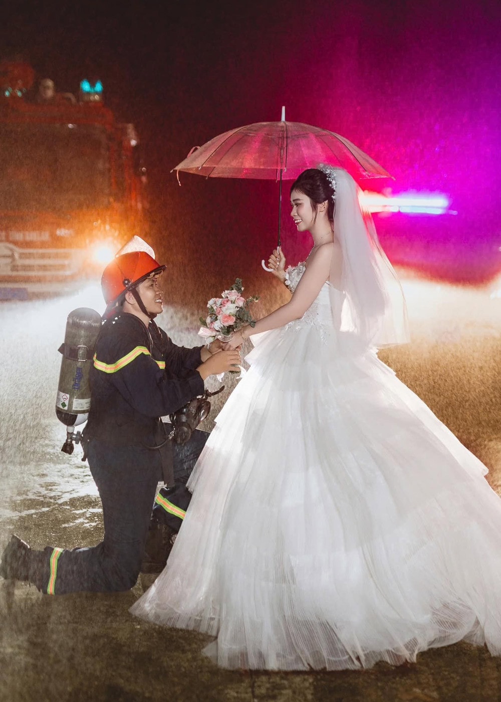 Marrying a firefighter, a Ha Tinh girl has a wedding photo album as ...