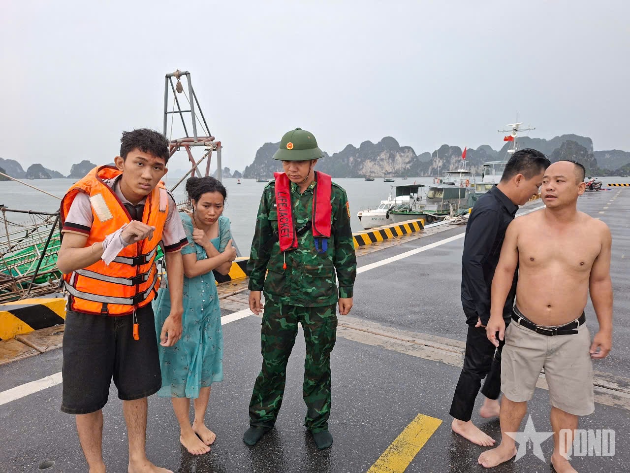 Passenger boat carrying 53 people capsized in Ha Long Bay, urgent ...