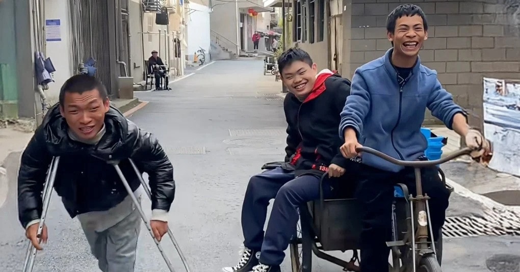 Los internautas se conmueven y elogian a los tres jóvenes con parálisis ...