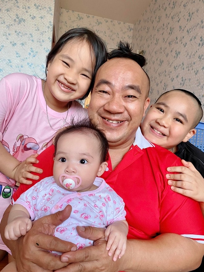 Why does Hieu Hien call his 9-year-younger wife 'superwoman' and not ...