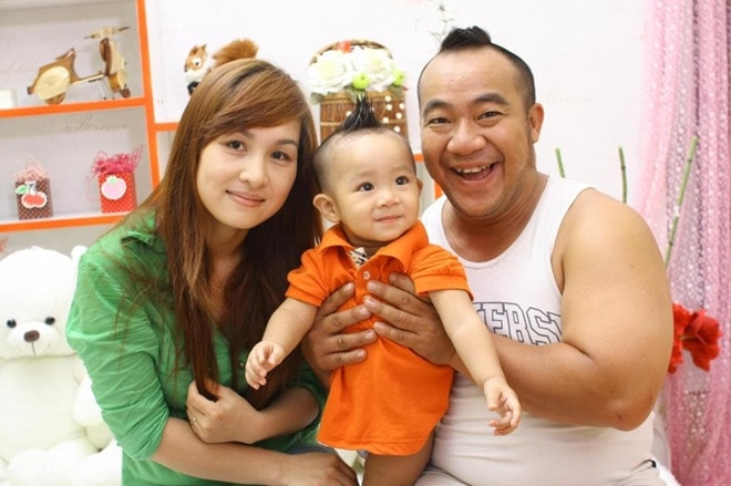 Why does Hieu Hien call his 9-year-younger wife 'superwoman' and not ...