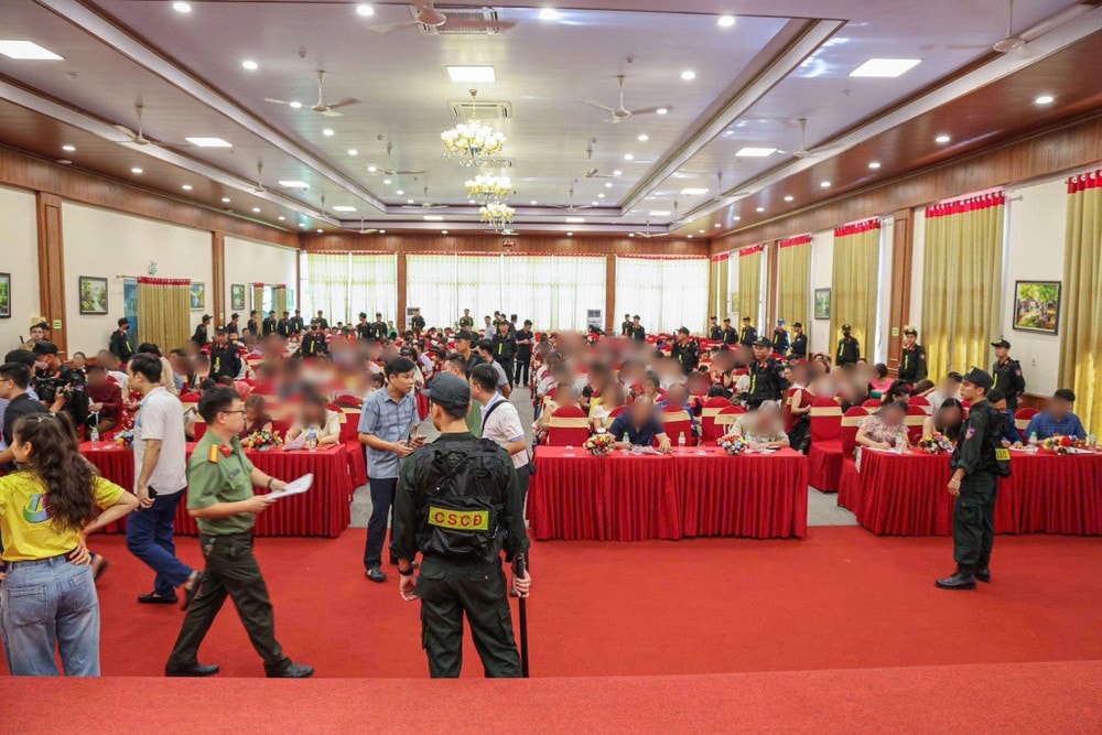 A polícia invadiu um seminário com a presença de centenas de pessoas ...