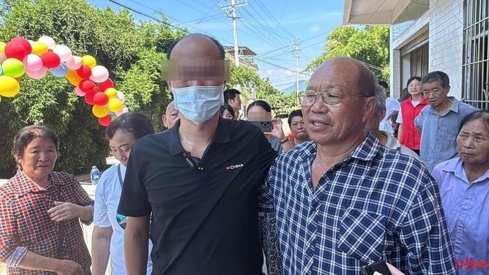 Un hijo biológico regresa después de 35 años sólo para descubrir que su ...