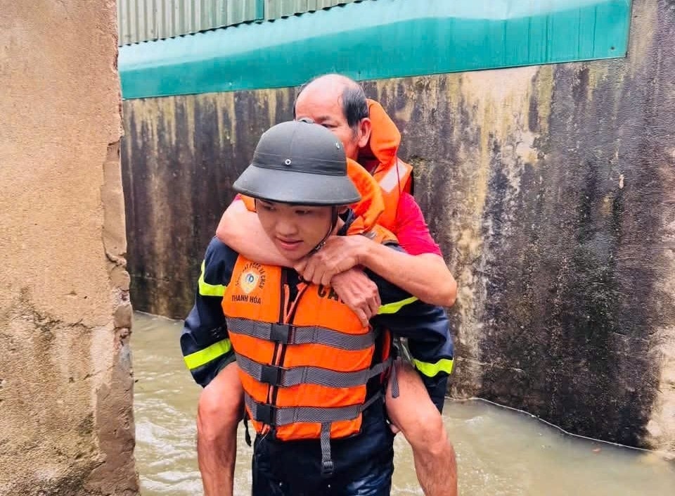 Des bateaux spécialisés sont utilisés pour venir en aide aux ...