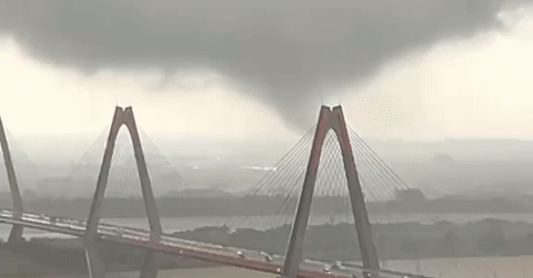 After storm number 5, a tornado suddenly appeared in Hanoi
