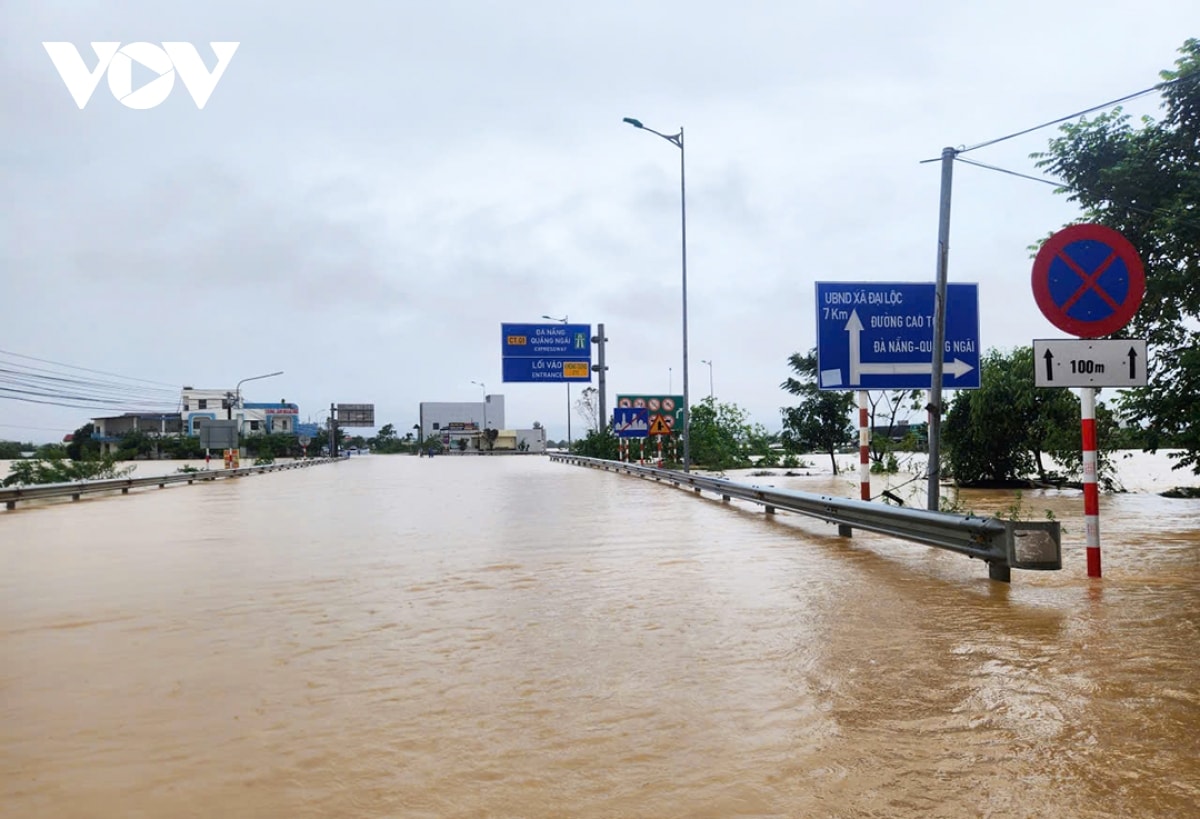 Warga korban banjir di Da Nang membutuhkan dukungan makanan dan perahu ...