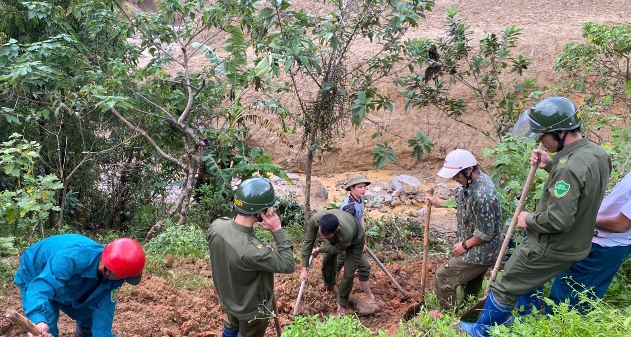More than 100 people opened trails and carried food to 1,700 people ...