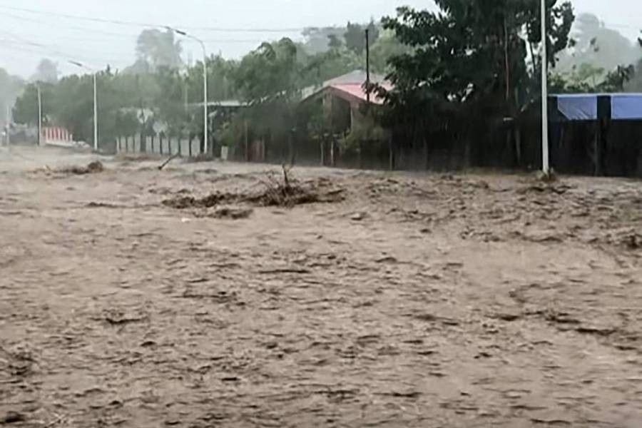 Super typhoon Fung-wong hits the Philippines, nearly a million people evacuated