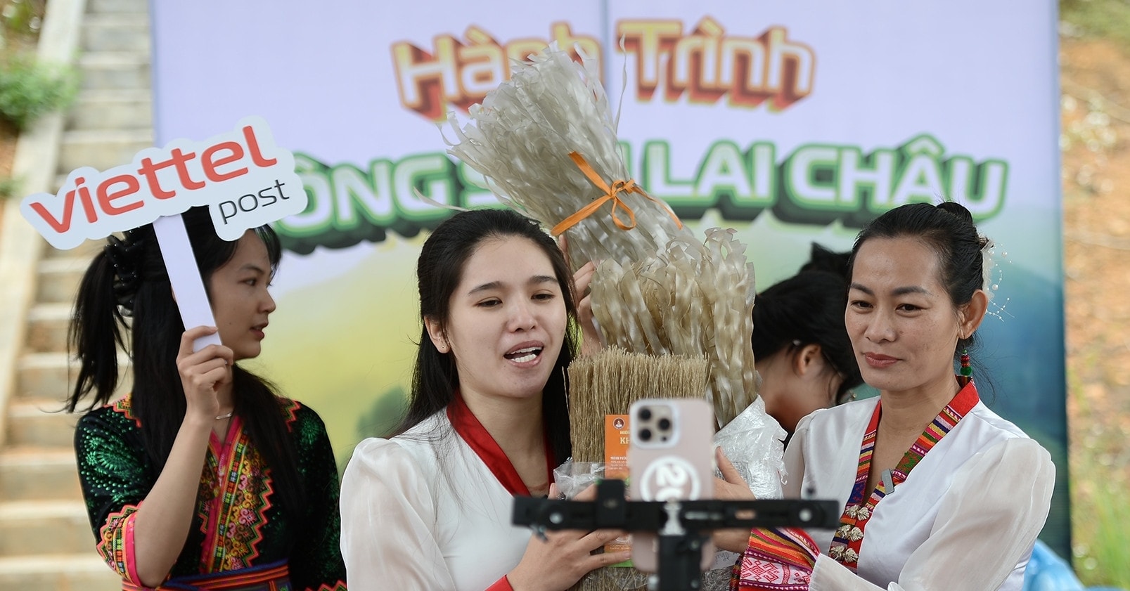 Khoai sâm, miến dong lên TikTok tiêu thụ cả tấn sau phiên livestream