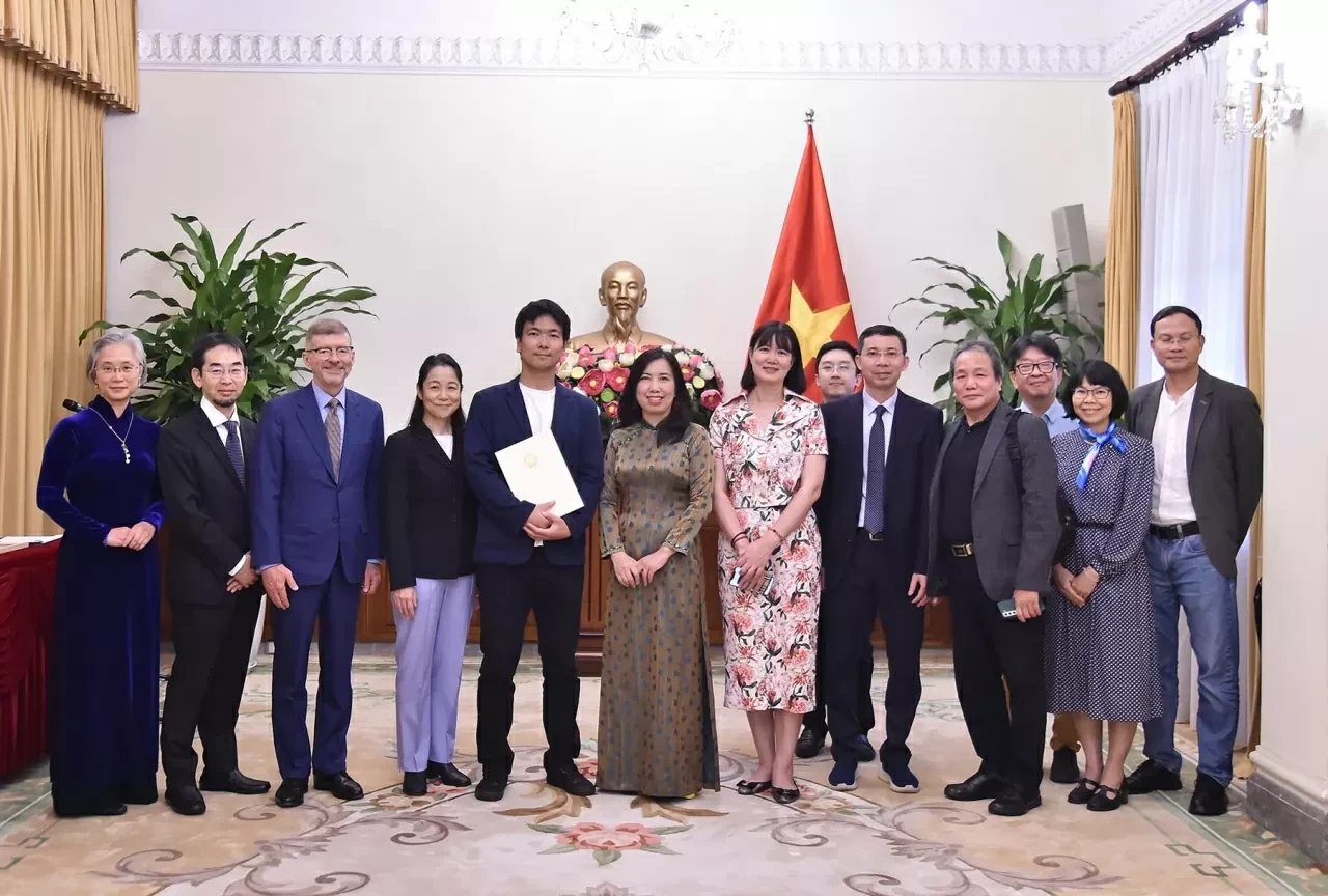Granting License to Reopen Nihon Denpa News' Permanent Office in Vietnam