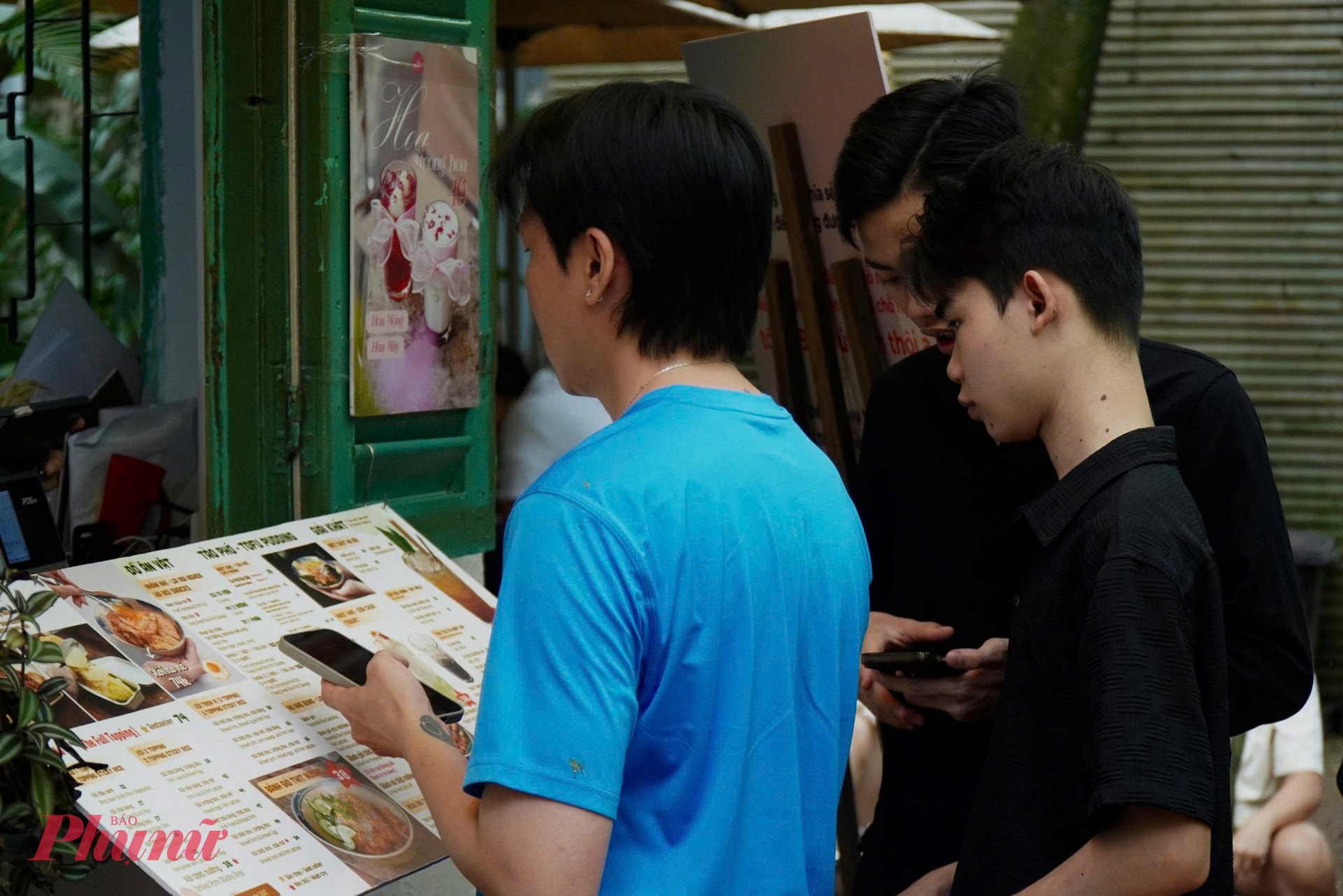 Why does the Soft Sticky Rice shop in Thao Dien attract young people?