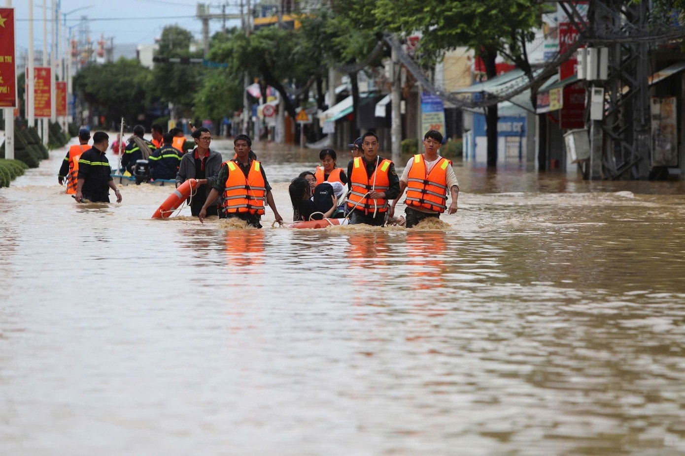 Floods kill 9 people and leave 6 missing, Khanh Hoa worst hit
