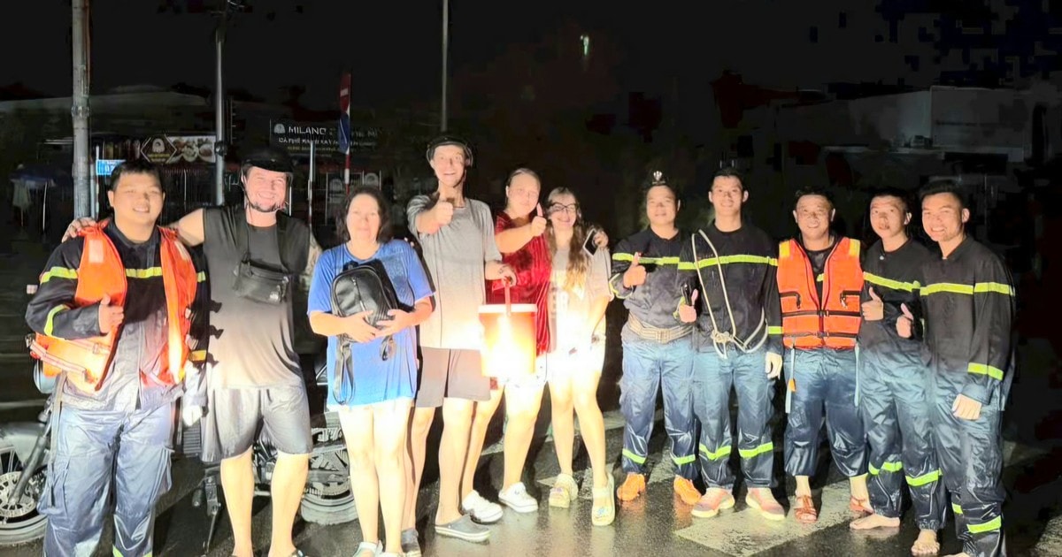 Banjir naik terlalu cepat, banyak warga Nha Trang berteriak minta ...