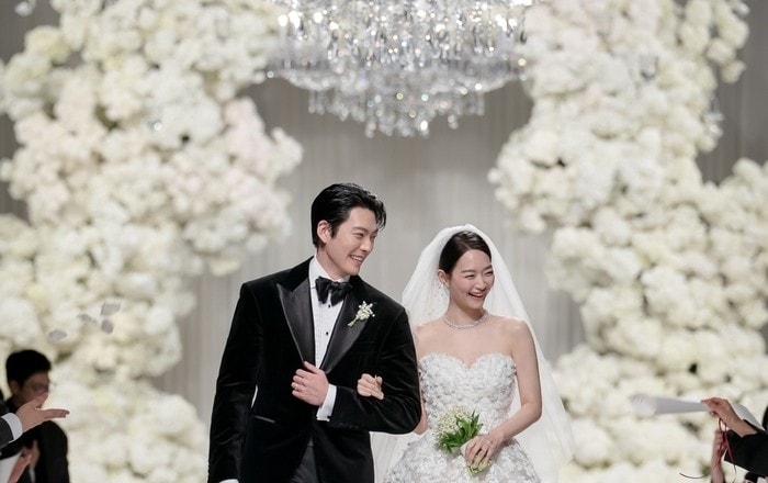 Zen master Pomnyun presided over the wedding ceremony of actor Kim Woo Bin.