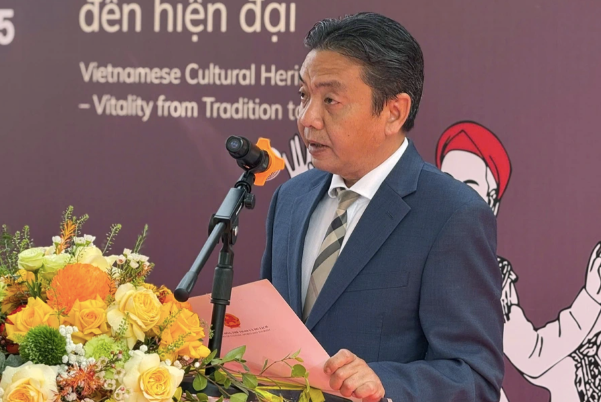 Admire 200 precious images and artifacts showcasing Vietnam's cultural ...