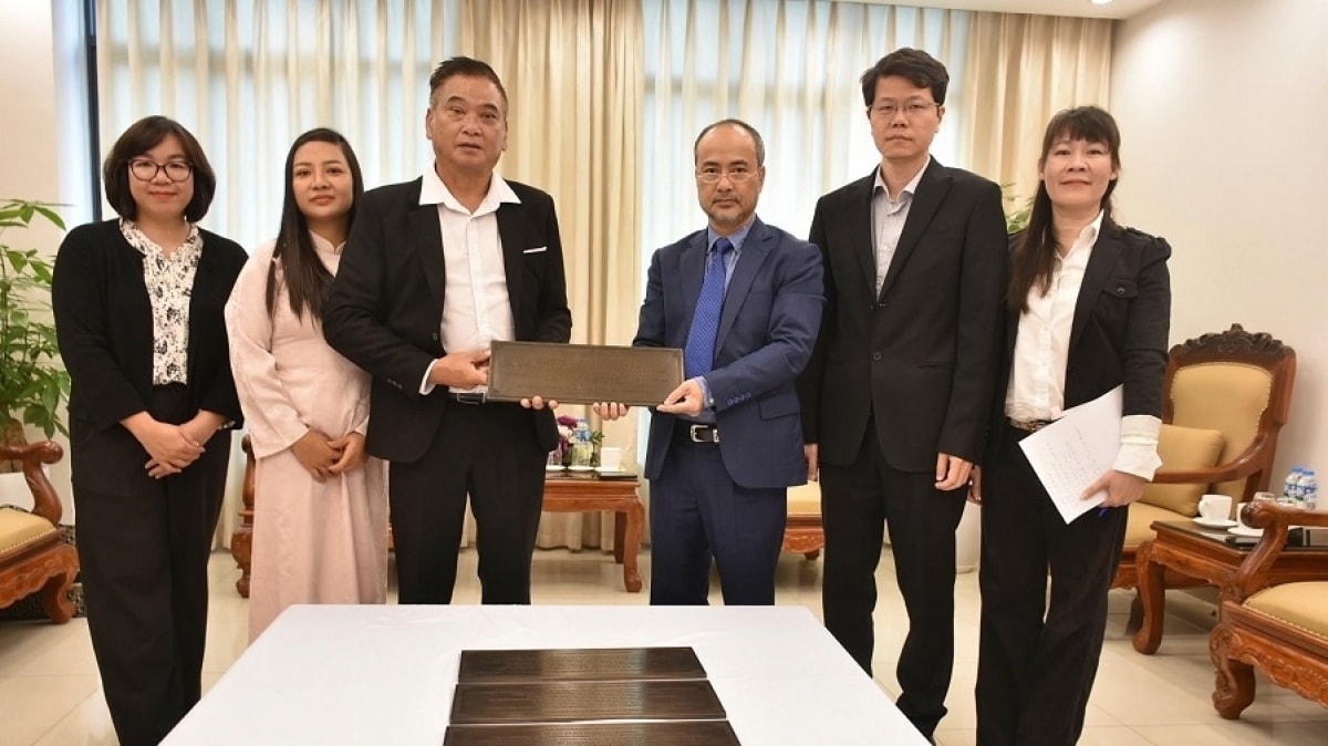 Presenting a bronze plaque to commemorate the first Vietnamese people ...