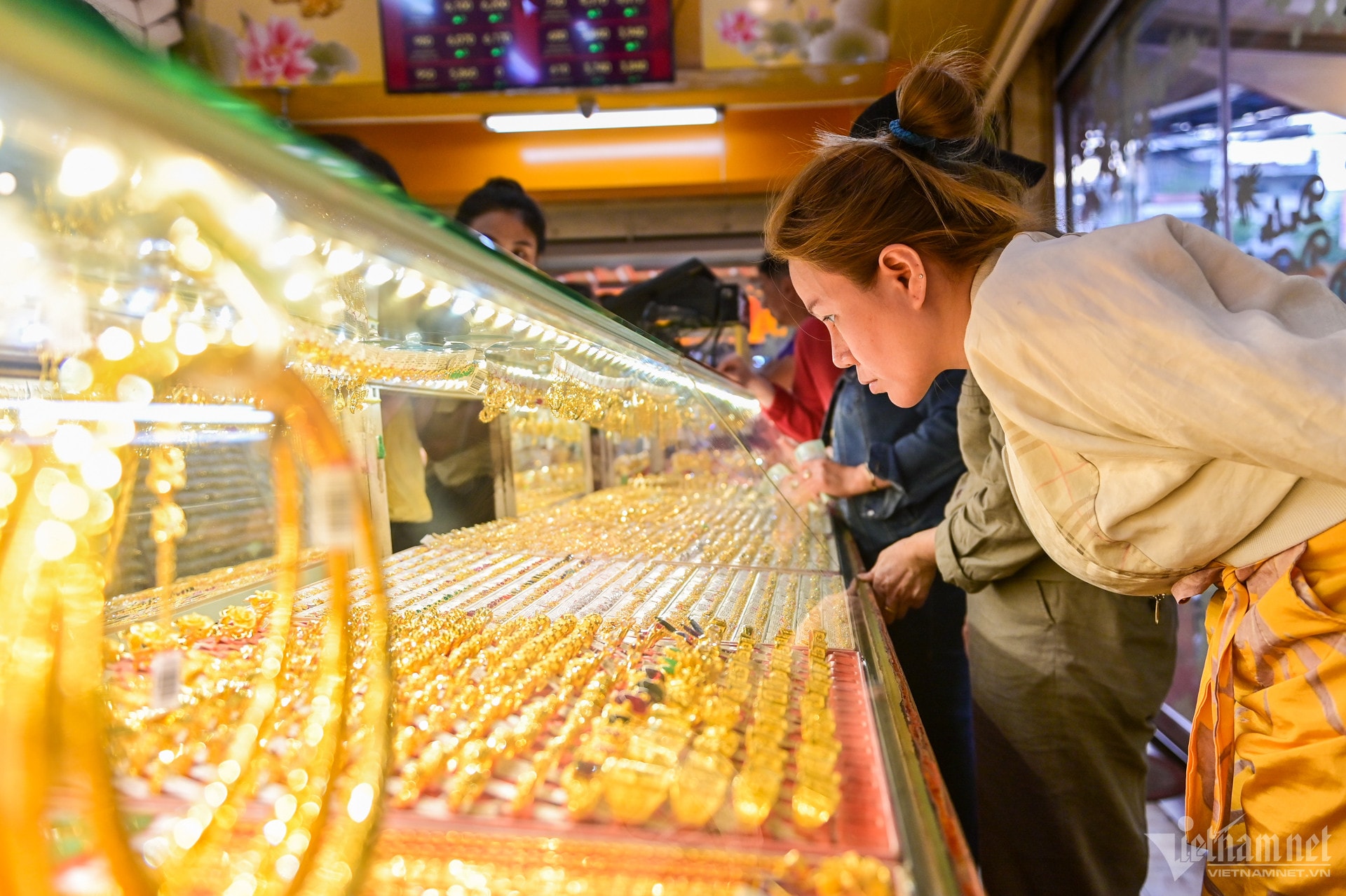 Gold prices plummeted by 3-4 million VND overnight, a warning sign for ...