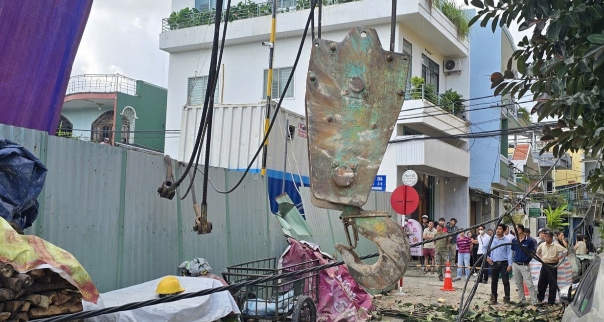 Crane unexpectedly collapses in the heart of Da Nang.