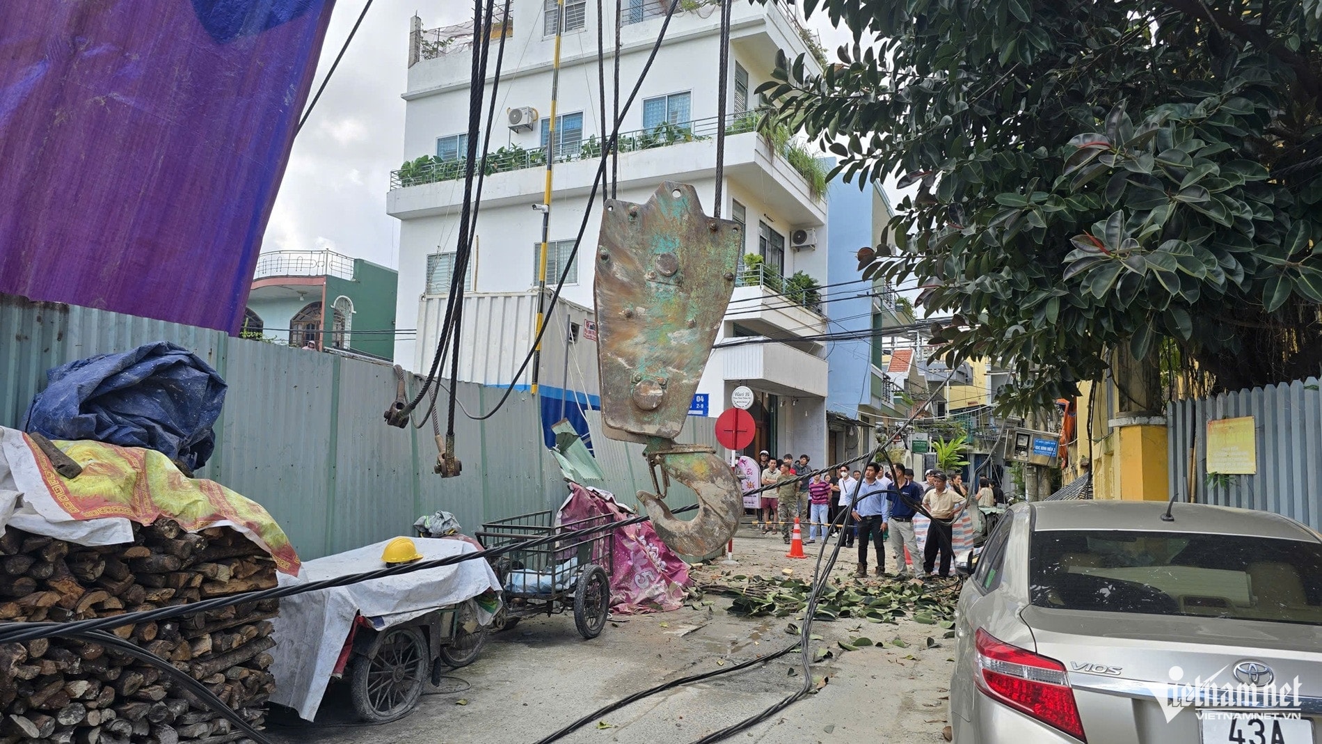 Crane unexpectedly collapses in the heart of Da Nang.