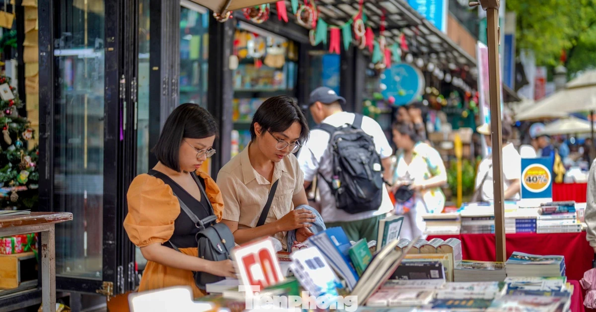 Giới trẻ TP HCM dạo phố sách, chụp hình check-in ngày đầu năm