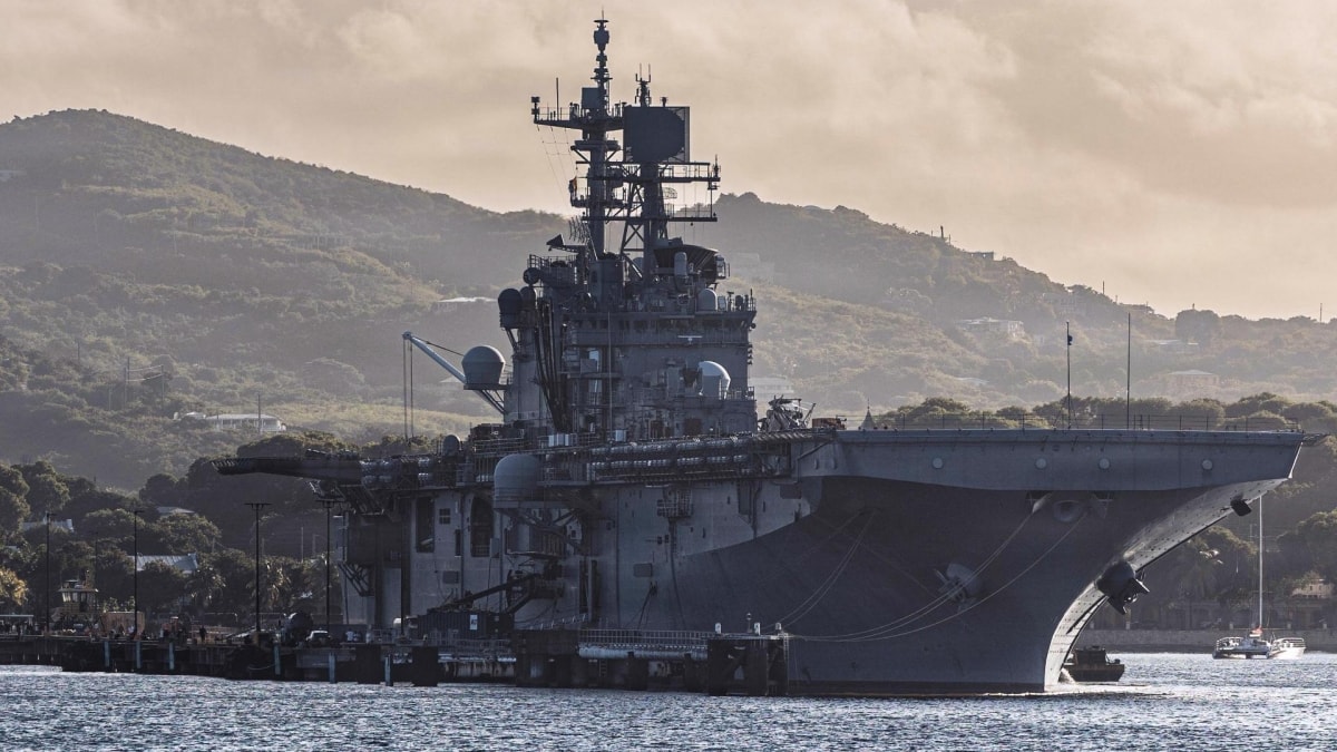 Por que os EUA usaram o navio de guerra USS Iwo Jima na prisão de Maduro?