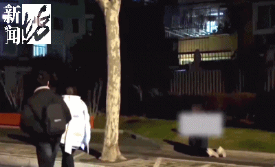 Seorang gadis kecil dipaksa berlutut dan bergerak-gerak di tengah cuaca ...